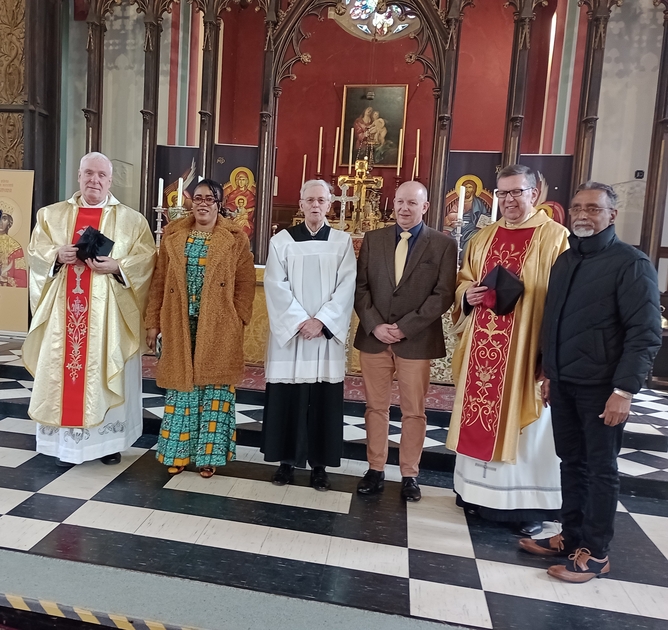 Easter Sunday 2023 Photograph(s) - News - Reading: Holy Trinity - A ...